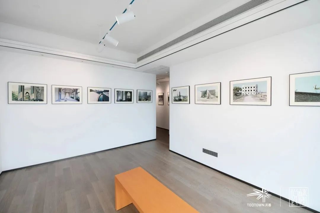 影视传媒学院师生《空间、形态与自己》摄影展顺利开展